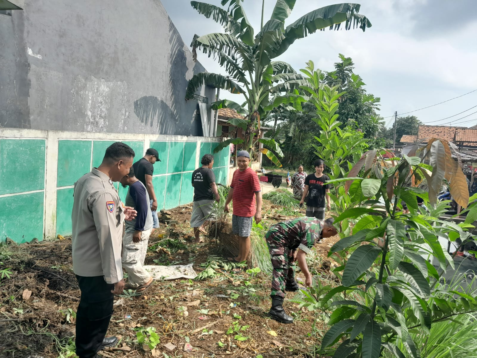 Sertu Kusnanto bersama Warga Gotong Royong Bersihkan Parit Kawasan ...
